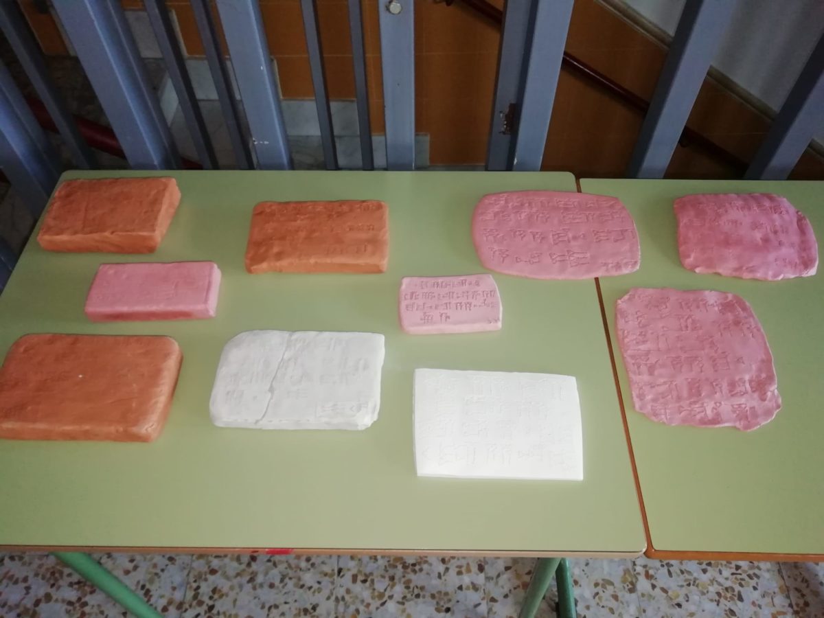 “TALLER TABLILLAS ESCRITURA CUNEIFORME – 1ºESO” – Colegio Santa Cruz